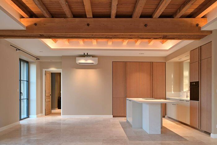 Maison à louer - Zone Pavillonnaire, Chaponost - 7 pièces - 5 chambres