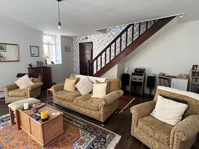 Maison à vendre - Les Salles-Lavauguyon - 7 pièces - 4 chambres