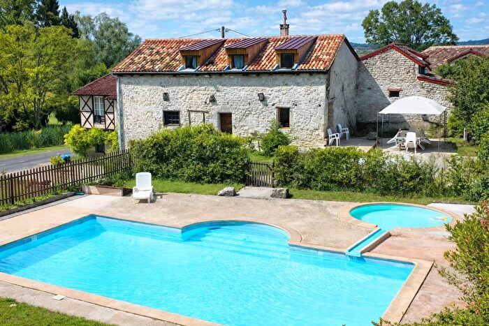 Maison à vendre - Thénac - 16 pièces - 12 chambres