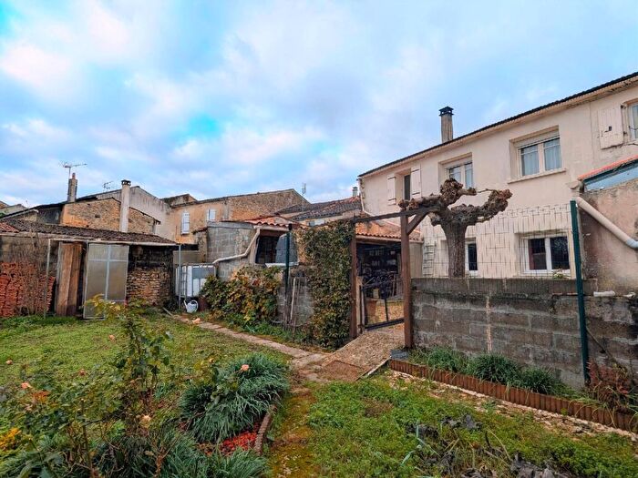 Maison à vendre - Burie - 6 pièces - 4 chambres