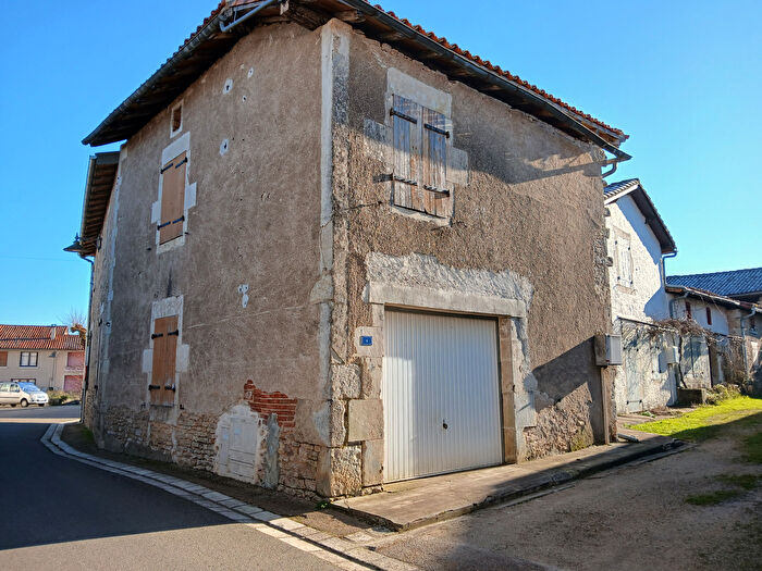 Maison à vendre - Champagne-Mouton - 2 pièces - 2 chambres