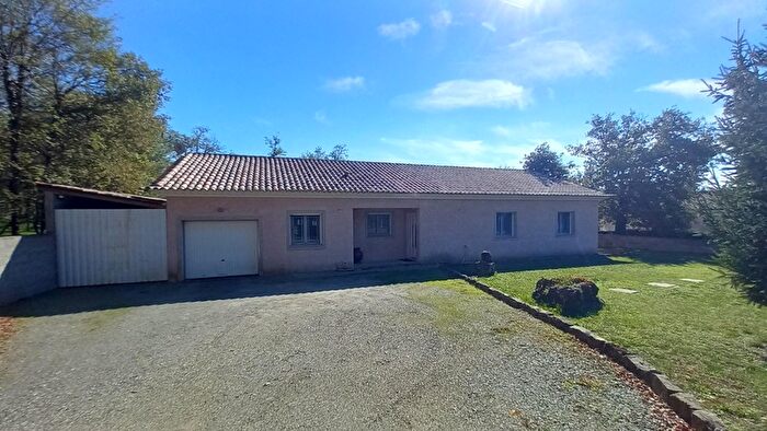 Maison à vendre - Naussac - 5 pièces - 3 chambres