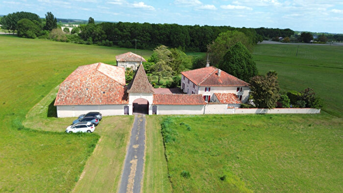 Condéon - Maison 8 pièces à vendre