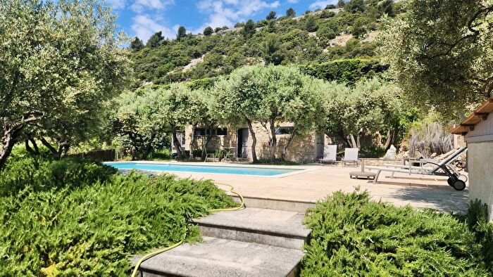 Maison à vendre - Saint-Saturnin-lès-Apt - 7 pièces - 5 chambres