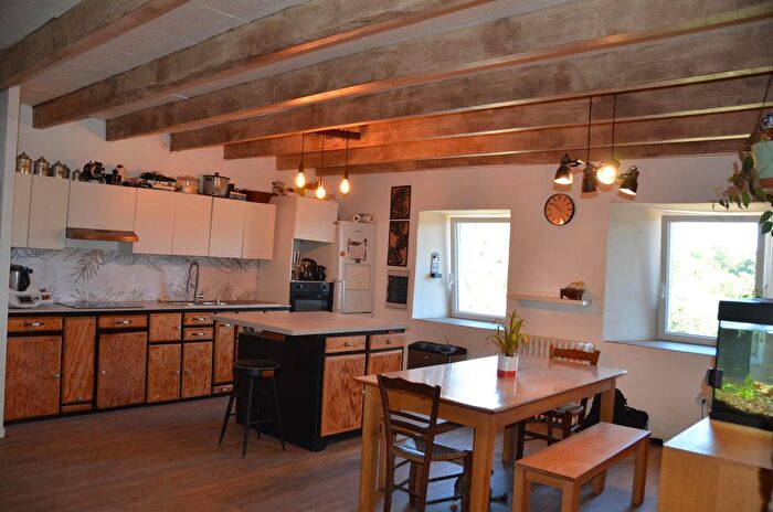 Maison 8 pièces à vendre à Beauvène