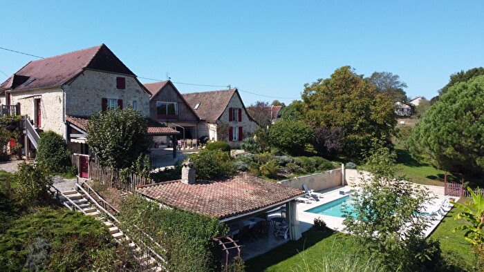 Maison 16 pièces à Thenon, à vendre