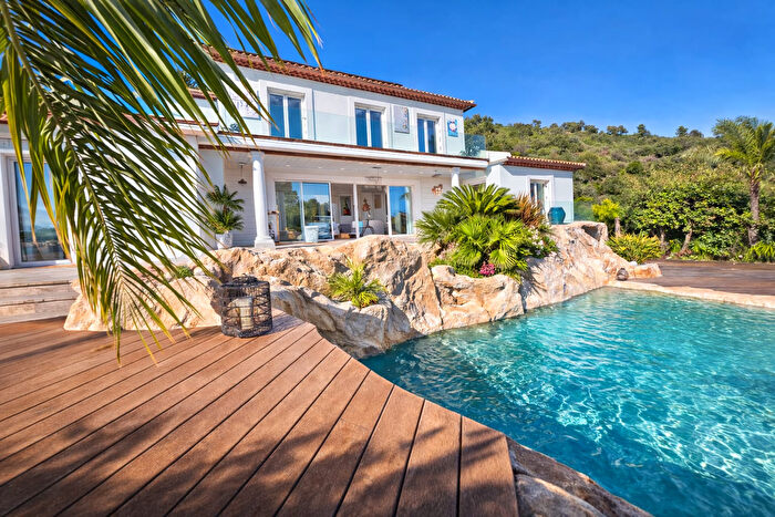 Maison à vendre - Hyères - 9 pièces - 4 chambres