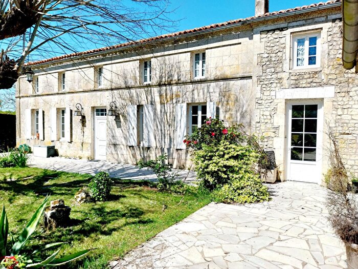 Maison 9 pièces à Saint-Germain-de-Lusignan, à vendre