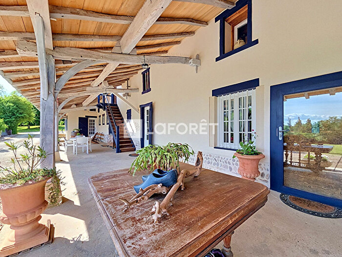Maison 8 pièces à Polliat, à vendre