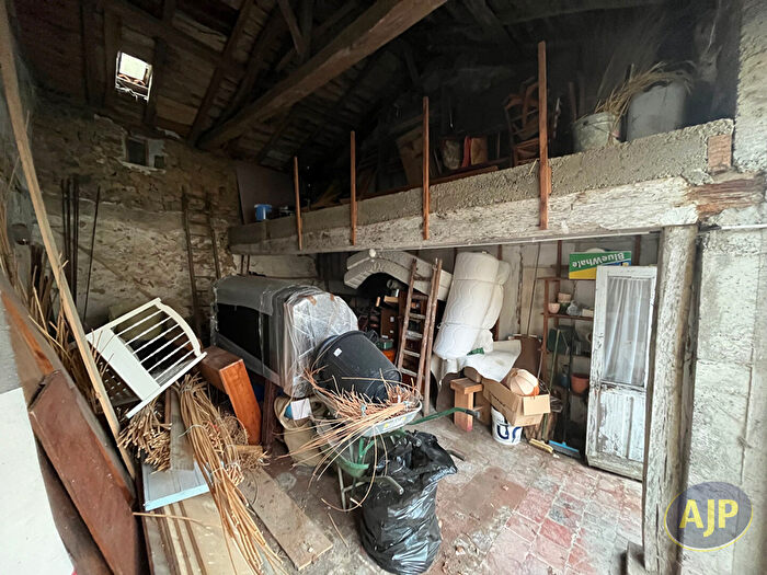 Maison à vendre - Yzernay - 1 pièce - 1 chambre