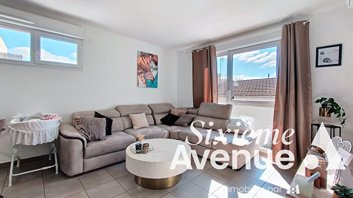 Appartement à vendre - Vénissieux, Centre-ville - 4 pièces - 3 chambres