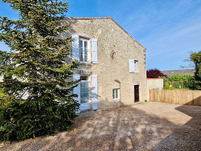 Maison à vendre - Angliers - 8 pièces - 6 chambres