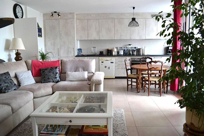 Appartement à louer - La Villette, Lyon ème arrondissement - 4 pièces - 3 chambres