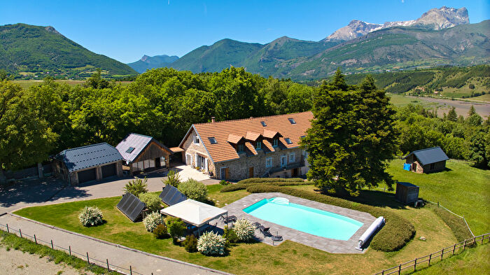 Maison à vendre - Manteyer - 9 pièces - 6 chambres