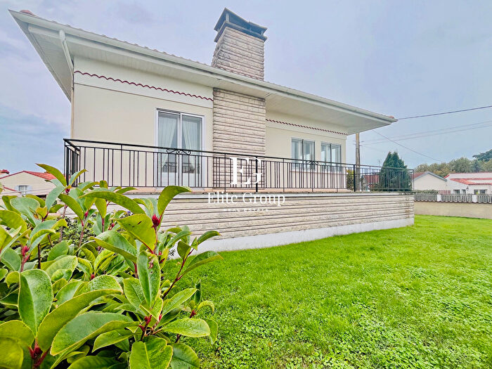 Maison à vendre - Port-des-Barques - 8 pièces - 5 chambres