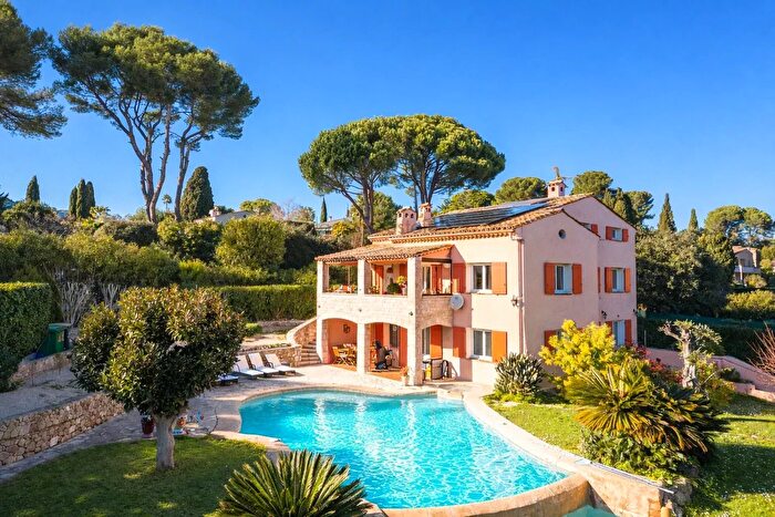 Maison à vendre - Antibes, Antibes-les-Pins, Trianon, Le Fournel, Peyregoue - 9 pièces - 6 chambres