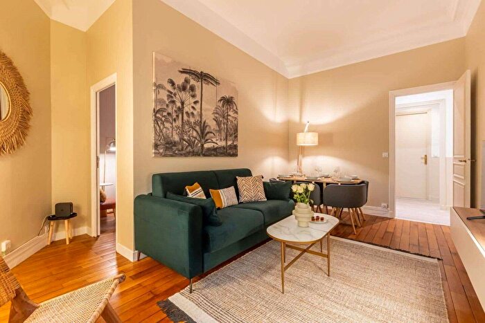 Appartement à louer - Chaillot, Paris ème arrondissement - 5 pièces - 3 chambres