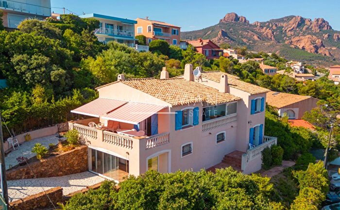 Maison à vendre - Saint-Raphaël - 6 pièces - 5 chambres