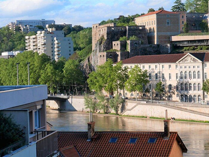 Appartement à louer - Valmy, Lyon ème - 3 pièces - 2 chambres