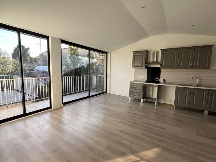 Appartement à louer - Saint Veran-Marsillargues, Avignon - 4 pièces - 3 chambres