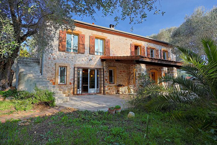 Maison à vendre - Vallauris, Retenaou, Brusquets, Devens, Zone dactivité Saint-Bernard - 6 pièces - 4 chambres