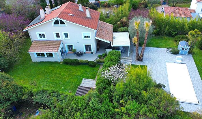 Maison à vendre - LIsle-Jourdain - 9 pièces - 7 chambres