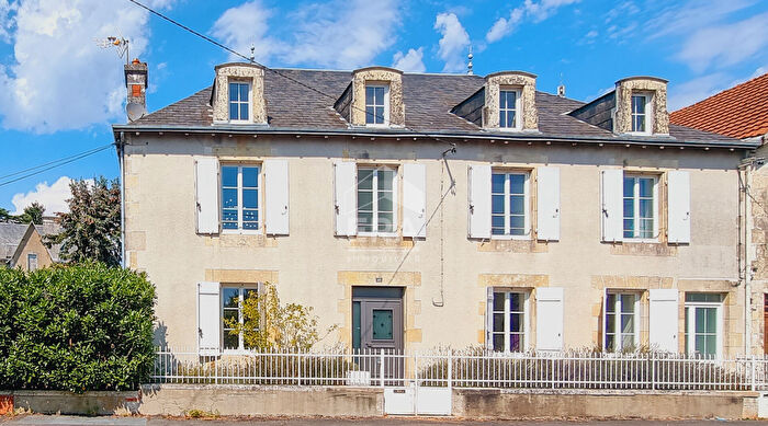 Maison à vendre - Civray - 9 pièces - 6 chambres