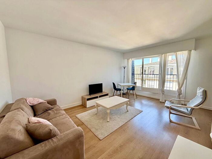 Appartement à louer - Centre Ville Nord Est, Fontainebleau - 1 pièce