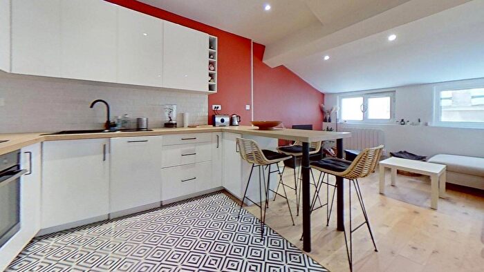 Appartement à louer - Pentes de la croix-rousse, Lyon er arrondissement - 2 pièces - 1 chambre