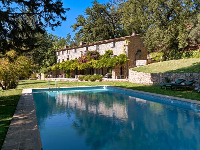 Maison à vendre - Châteauneuf-Grasse - 8 pièces - 5 chambres