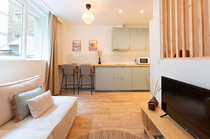 Appartement à louer - Hoche-Friedland, Paris ème arrondissement - 2 pièces - 1 chambre