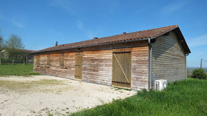Maison à louer - Saint-Martial-dAlbarède - 5 pièces - 4 chambres
