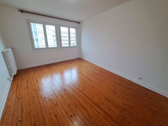 Appartement à louer - Bergougnan, Clermont-Ferrand - 3 pièces - 2 chambres