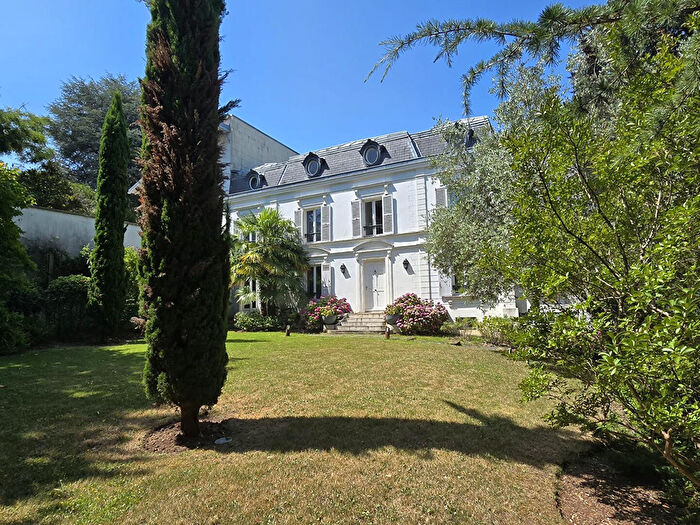 Maison 9 pièces à Ville-dAvray, à vendre