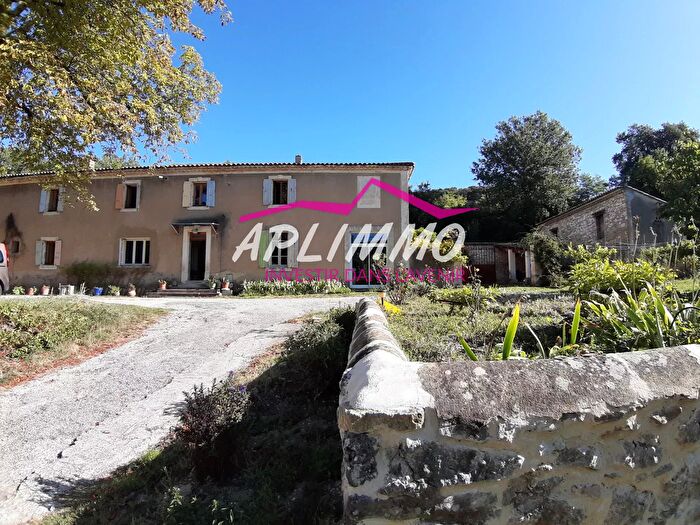 Maison à vendre - Saint-Montan - 16 pièces - 9 chambres