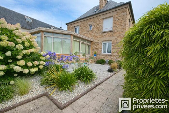 Saint-Hilaire-du-Harcouët : Maison 9 pièces à vendre