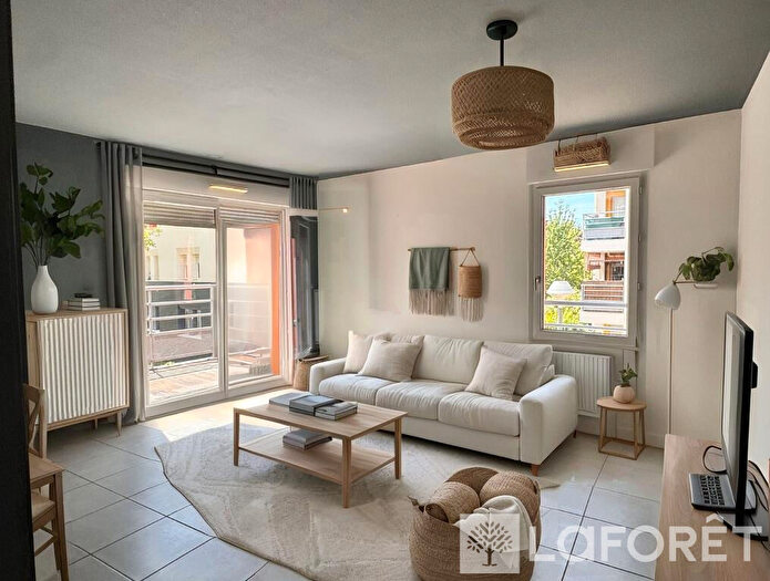 Appartement à vendre - Pierre-Bénite - 3 pièces - 2 chambres